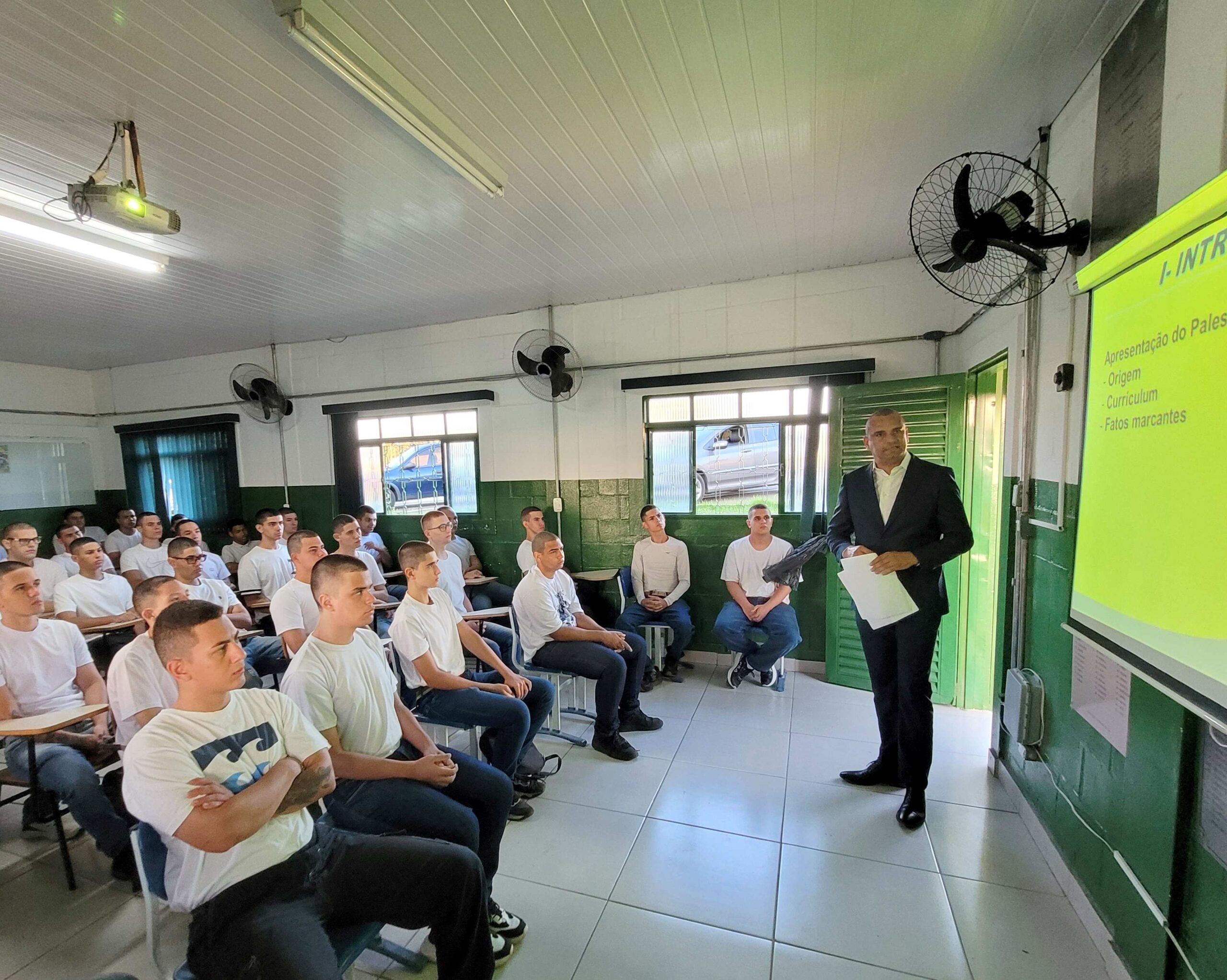 Vereador Adriano Vitor participa de aula inaugural do Tiro de Guerra de ...