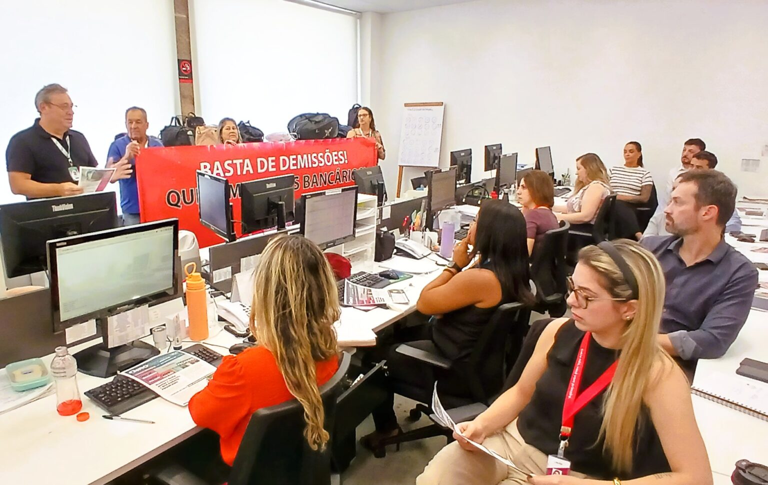 Luta - SindBan participa do Dia Nacional e percorre agências do Bradesco locais - Jornal A ...